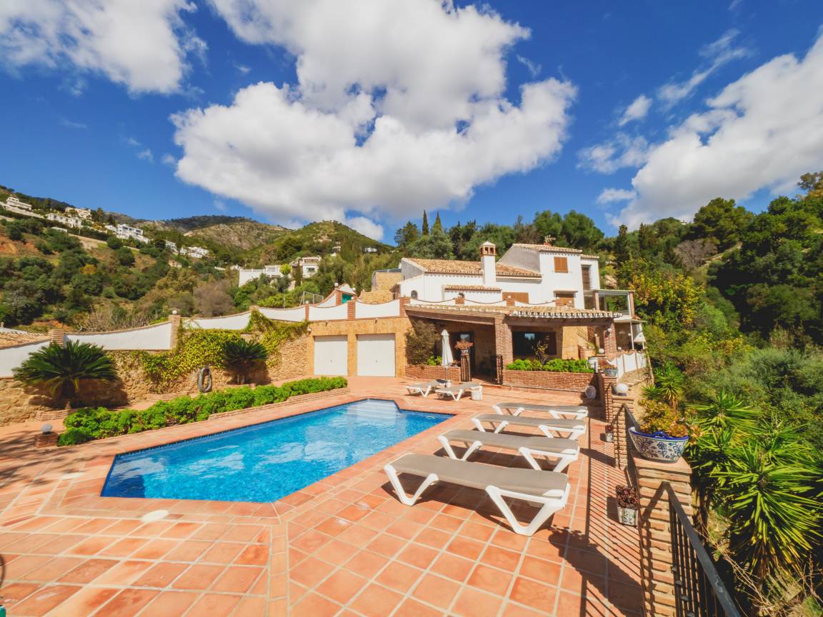 346 M² Villa ∙ 3 Bedrooms ∙ 7 Guests - Fuengirola