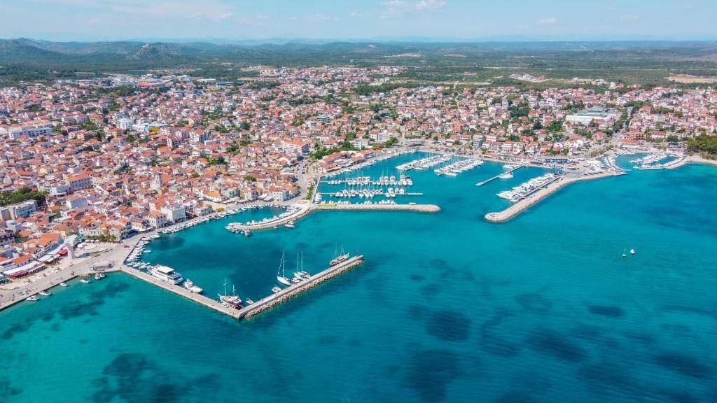 100 M² Villa ∙ 4 Schlafzimmer ∙ 10 Gäste - Vodice