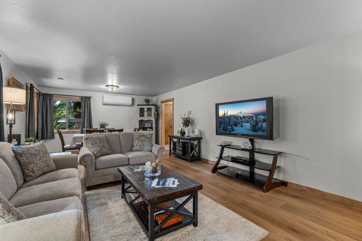 123 M² House ∙ 2 Bedrooms ∙ 6 Guests - Bend, OR