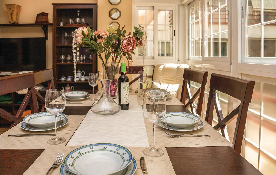 65 M² Apartment ∙ 3 Bedrooms ∙ 6 Guests - Seville