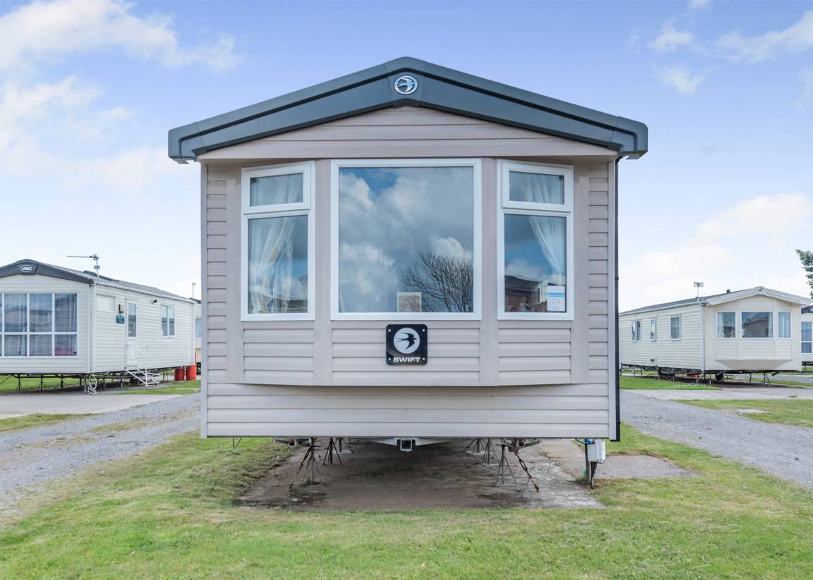 Caravan ∙ 2 Bedrooms ∙ 4 Guests - England