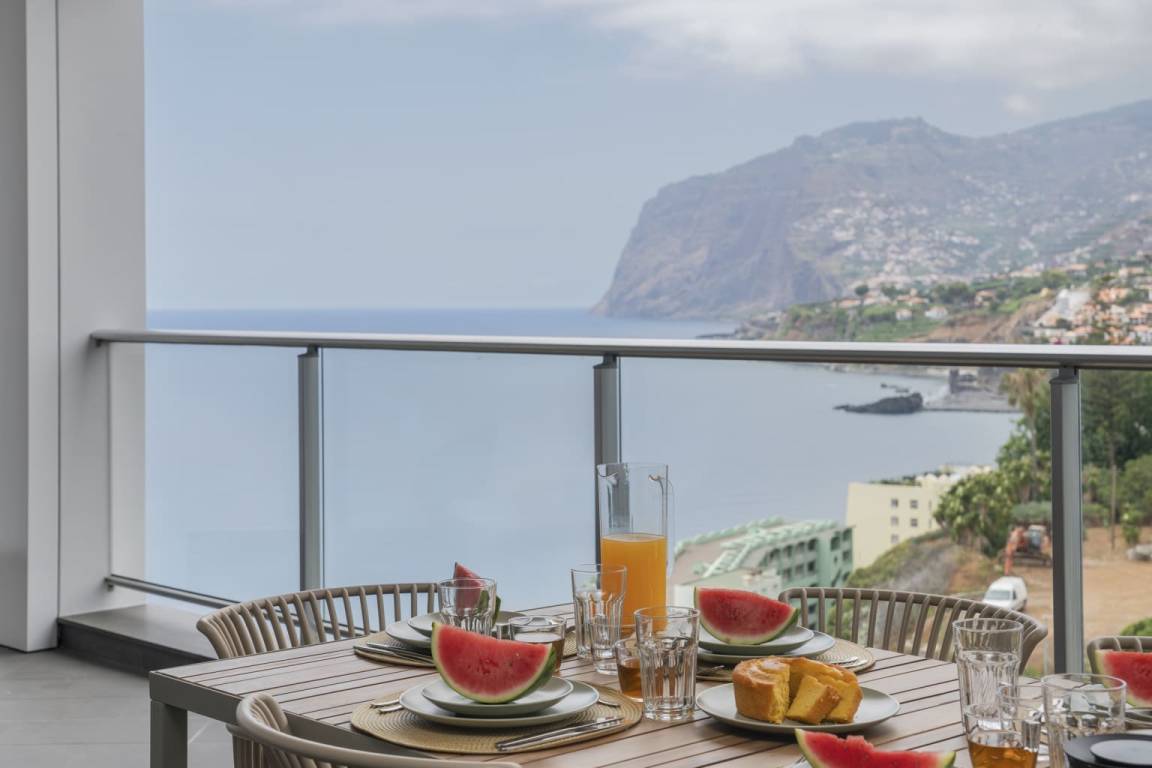 240 M² Apartamento ∙ 3 Quartos ∙ 6 Hóspedes - Madeira
