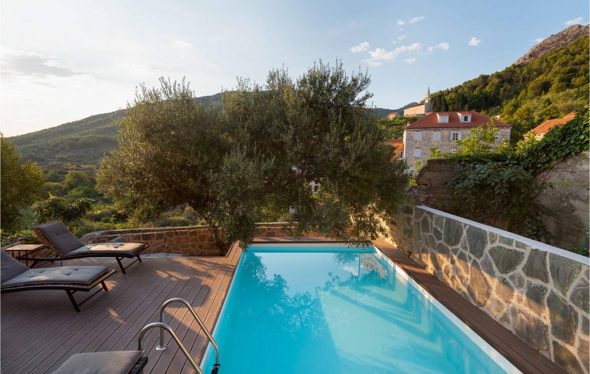 120 M² House ∙ 2 Bedrooms ∙ 6 Guests - Stari Grad