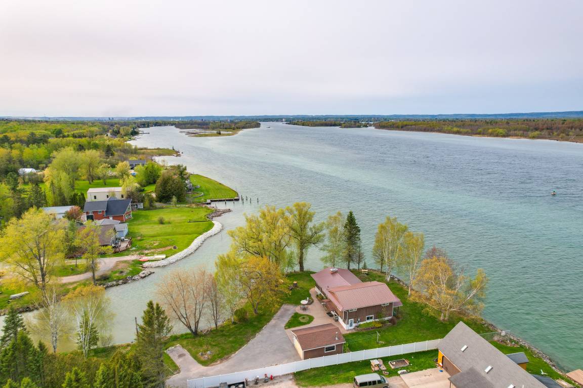 260 M² House ∙ 2 Bedrooms ∙ 4 Guests - Sault Ste. Marie