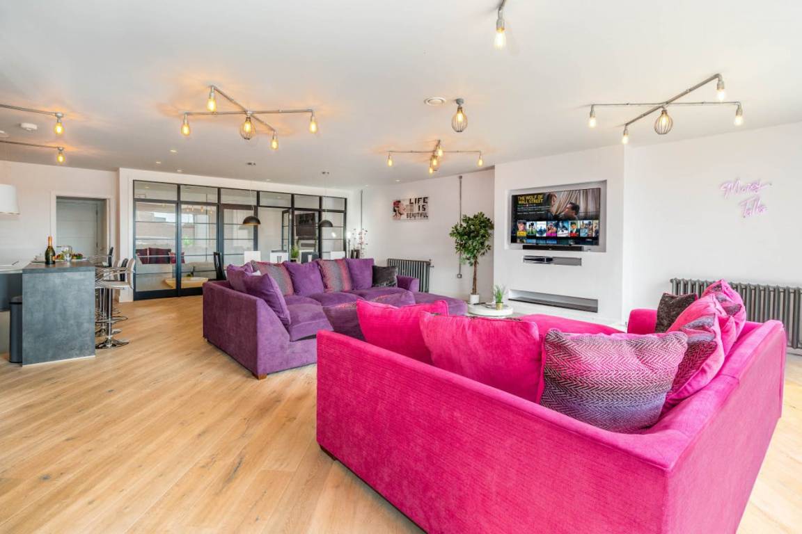 92 M² House ∙ 2 Bedrooms ∙ 4 Guests - Solihull