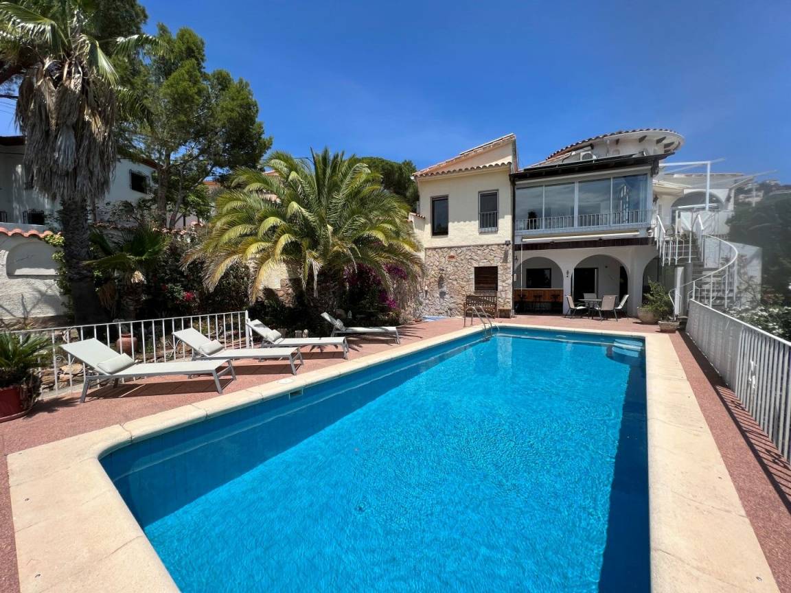 300 M² House ∙ 4 Bedrooms ∙ 8 Guests - Roses