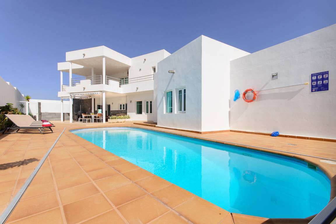250 M² Villa ∙ 5 Bedrooms ∙ 10 Guests - Costa Teguise