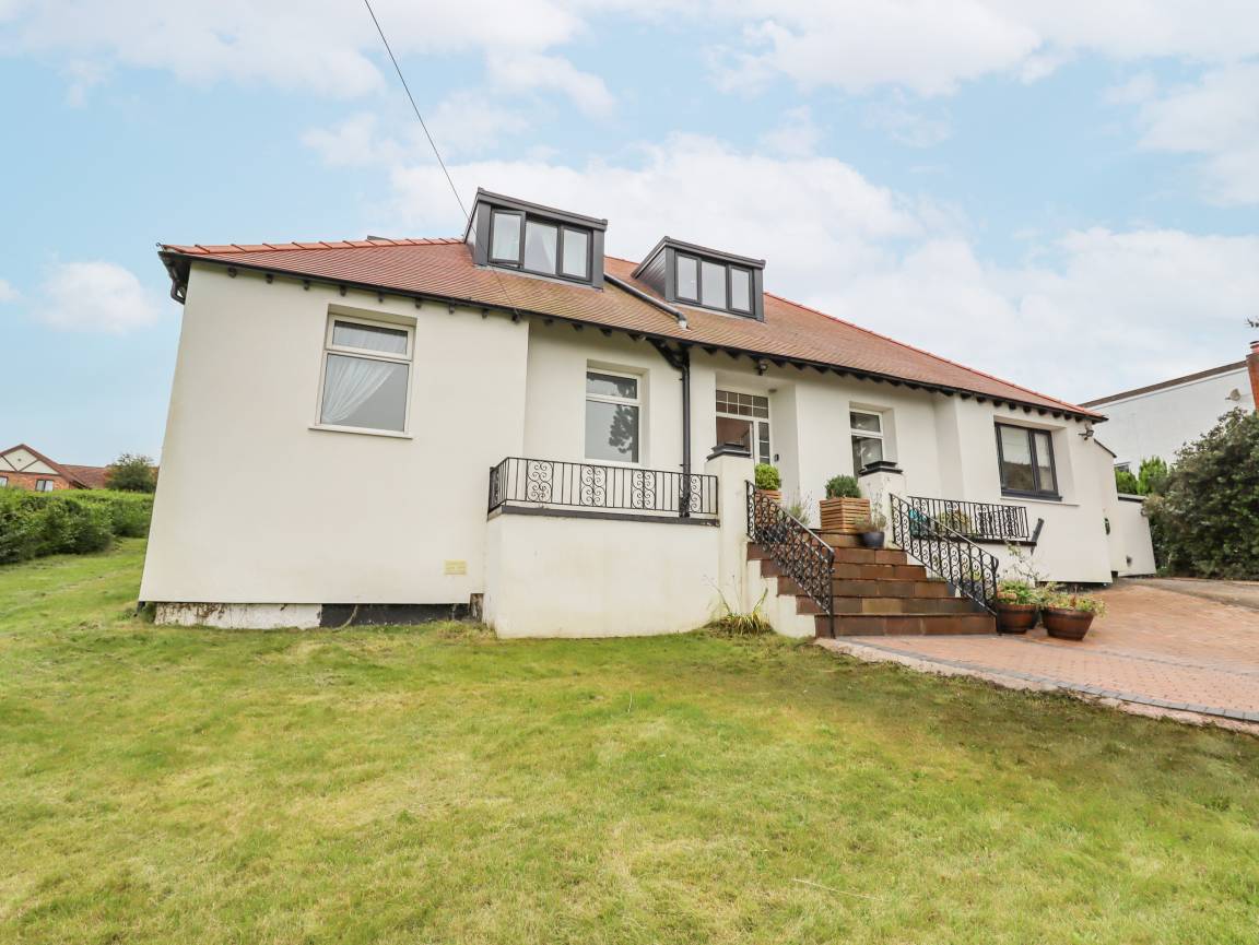 Cottage ∙ 4 Bedrooms ∙ 8 Guests - Colwyn Bay