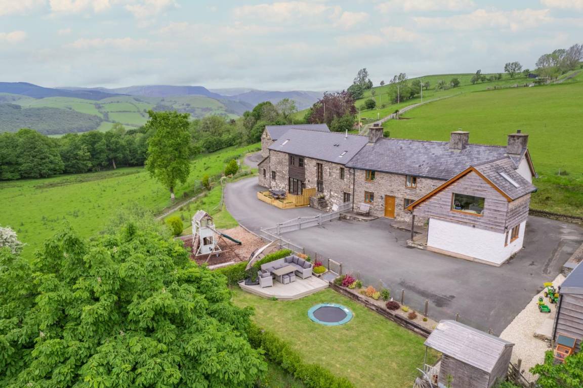 Cottage ∙ 6 Bedrooms ∙ 12 Guests - Machynlleth