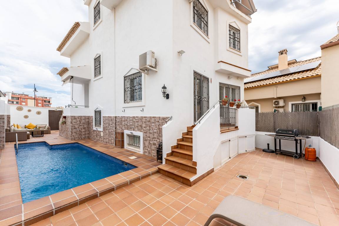 300 M² Villa ∙ 4 Slaapkamers ∙ 10 Gasten - Fuengirola