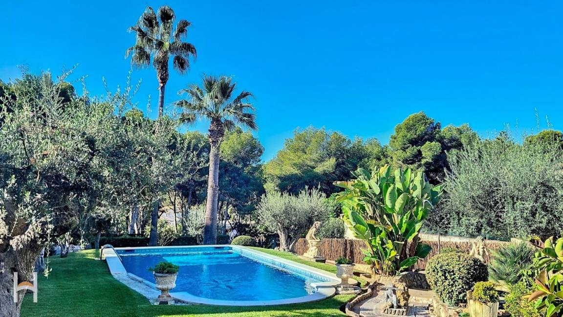 237 M² Villa ∙ 4 Bedrooms ∙ 9 Guests - Cunit