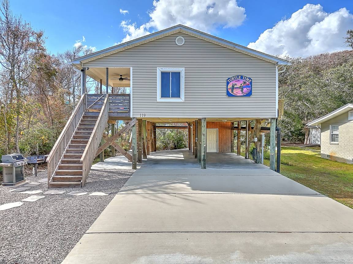 House ∙ 4 Bedrooms ∙ 12 Guests - Oak Island, NC