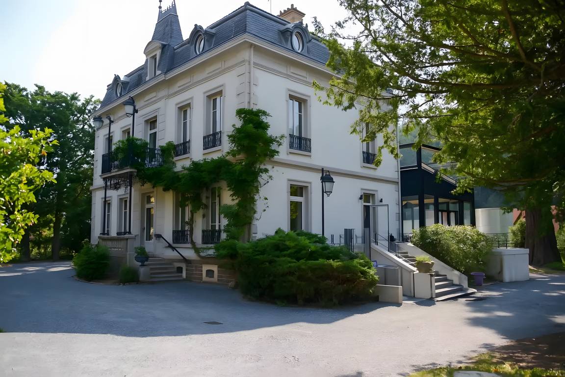 300 M² Maison De Campagne ∙ 7 Chambres ∙ 15 Personnes - Tarare