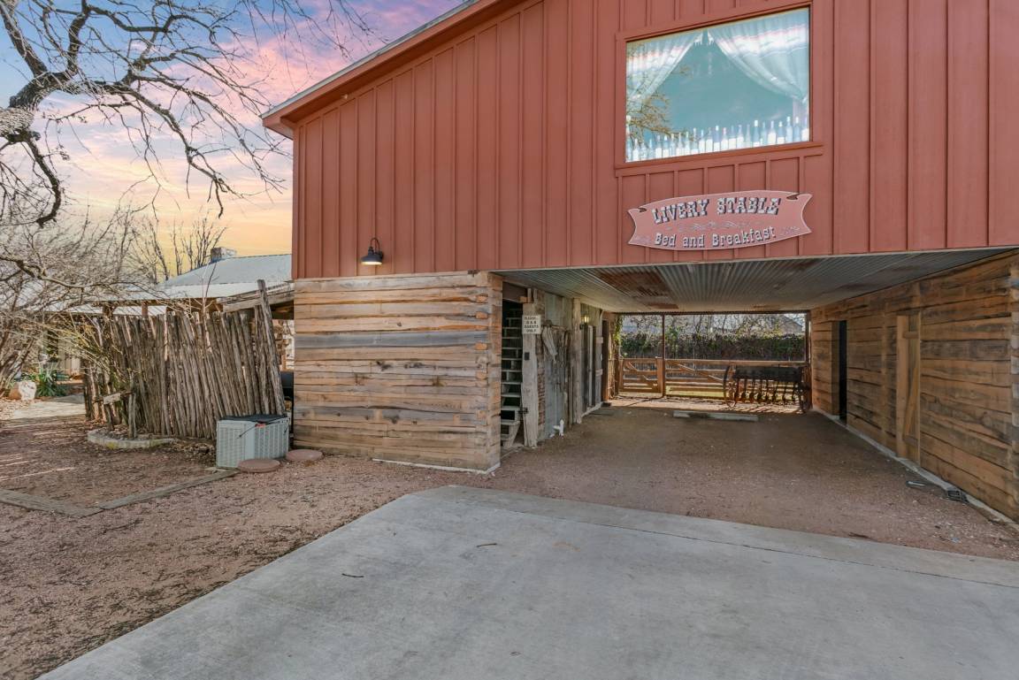 Cabin ∙ 2 Bedrooms ∙ 4 Guests - Fredericksburg, TX