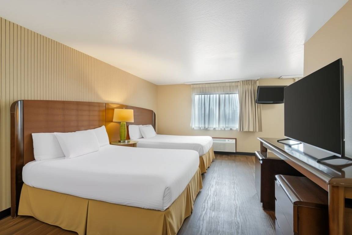 Hotel ∙ 1 Bedroom ∙ 4 Guests - Medford, OR
