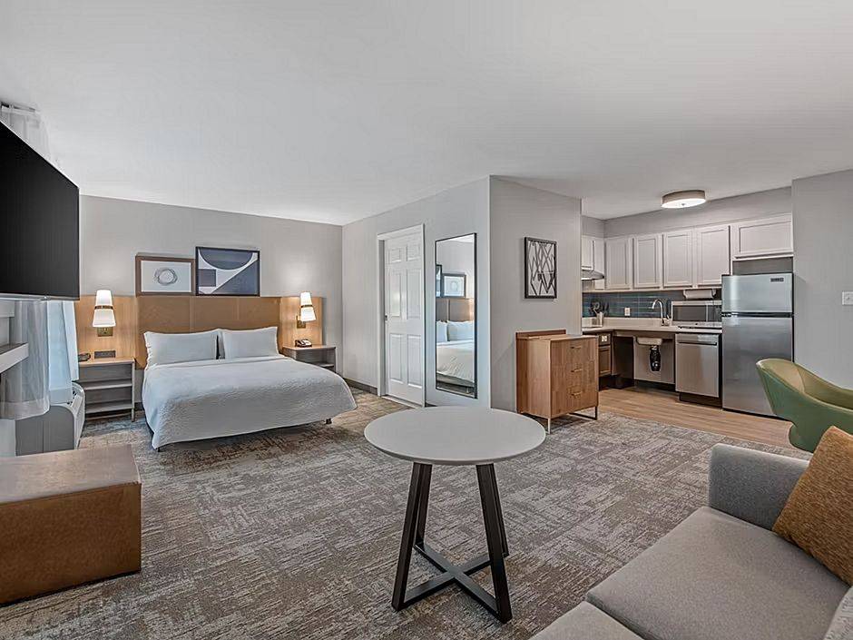 Hotel ∙ 1 Bedroom ∙ 4 Guests - Roseville, CA