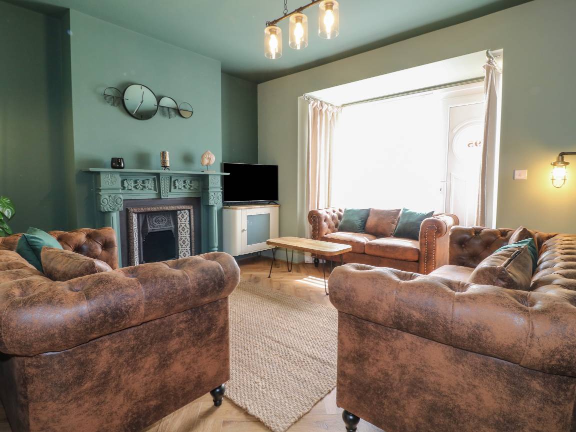 Cottage ∙ 4 Bedrooms ∙ 8 Guests - Chesterfield