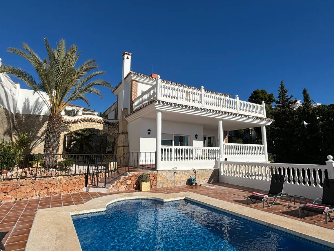 366 M² Villa ∙ 4 Chambres ∙ 8 Personnes - Mijas