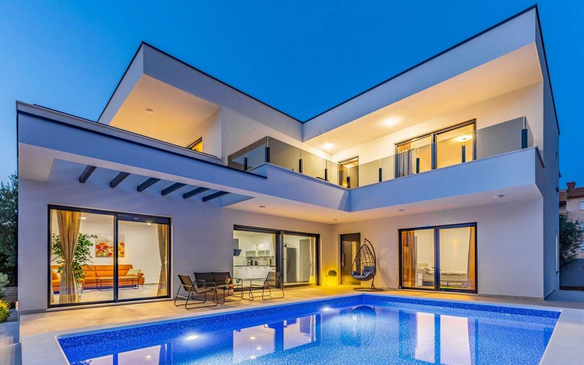 250 M² Ferienhaus ∙ 4 Schlafzimmer ∙ 8 Gäste - Premantura