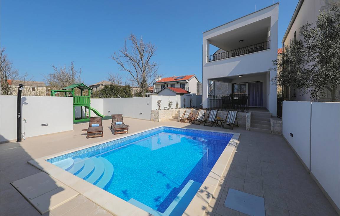 180 M² House ∙ 2 Bedrooms ∙ 8 Guests - Nin