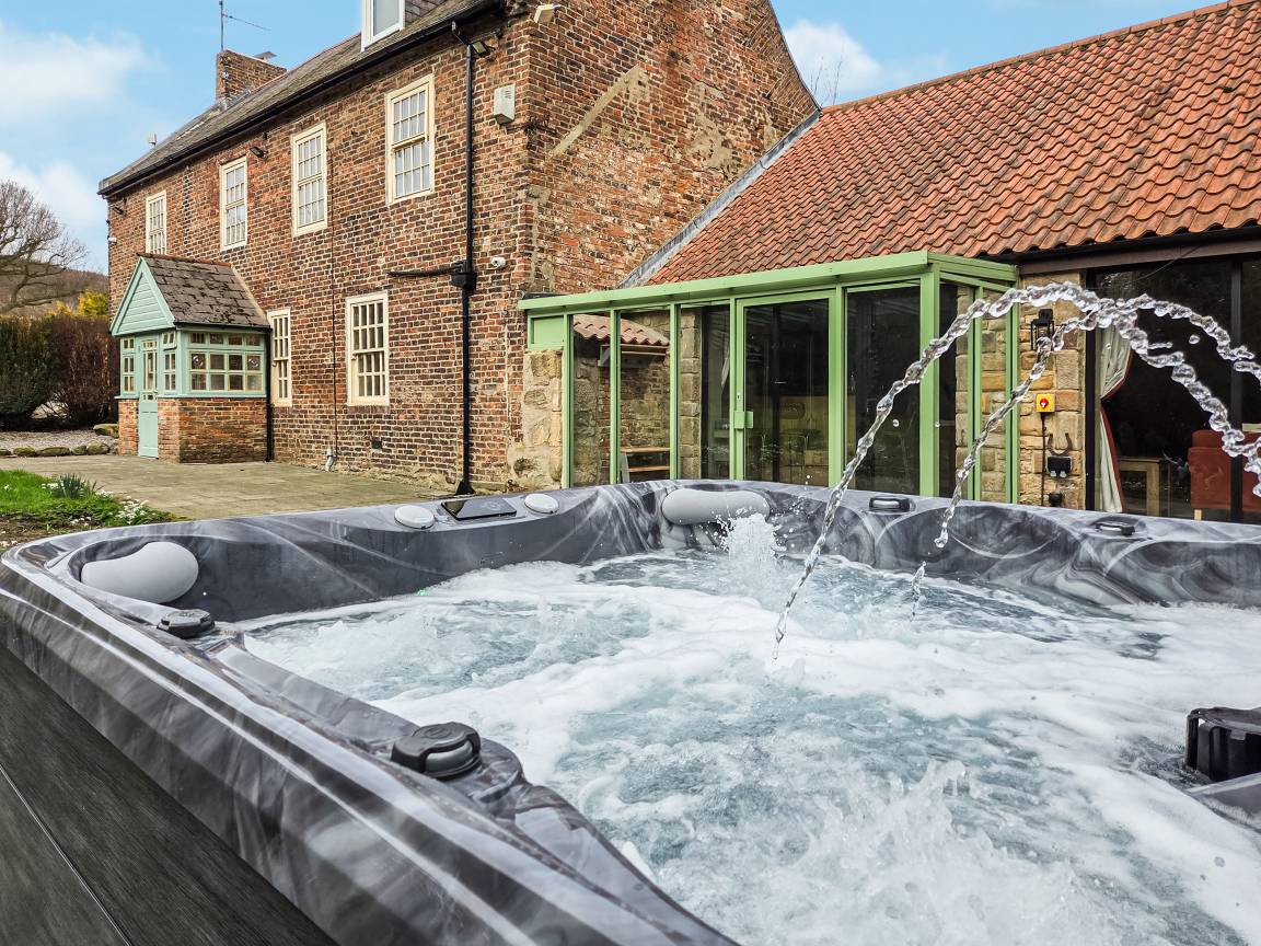 Cottage ∙ 6 Bedrooms ∙ 18 Guests - Gateshead