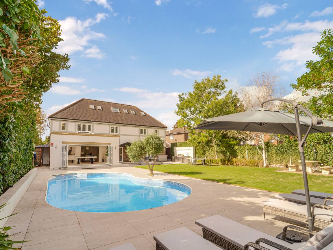 Cottage ∙ 6 Bedrooms ∙ 14 Guests - Brentwood