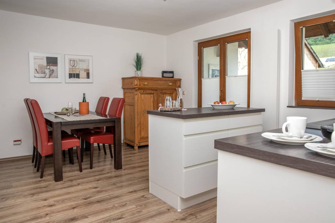 75 M² Ferienwohnung ∙ 1 Schlafzimmer ∙ 3 Gäste - Konz