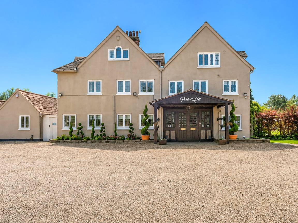 Cottage ∙ 13 Bedrooms ∙ 32 Guests - Suffolk