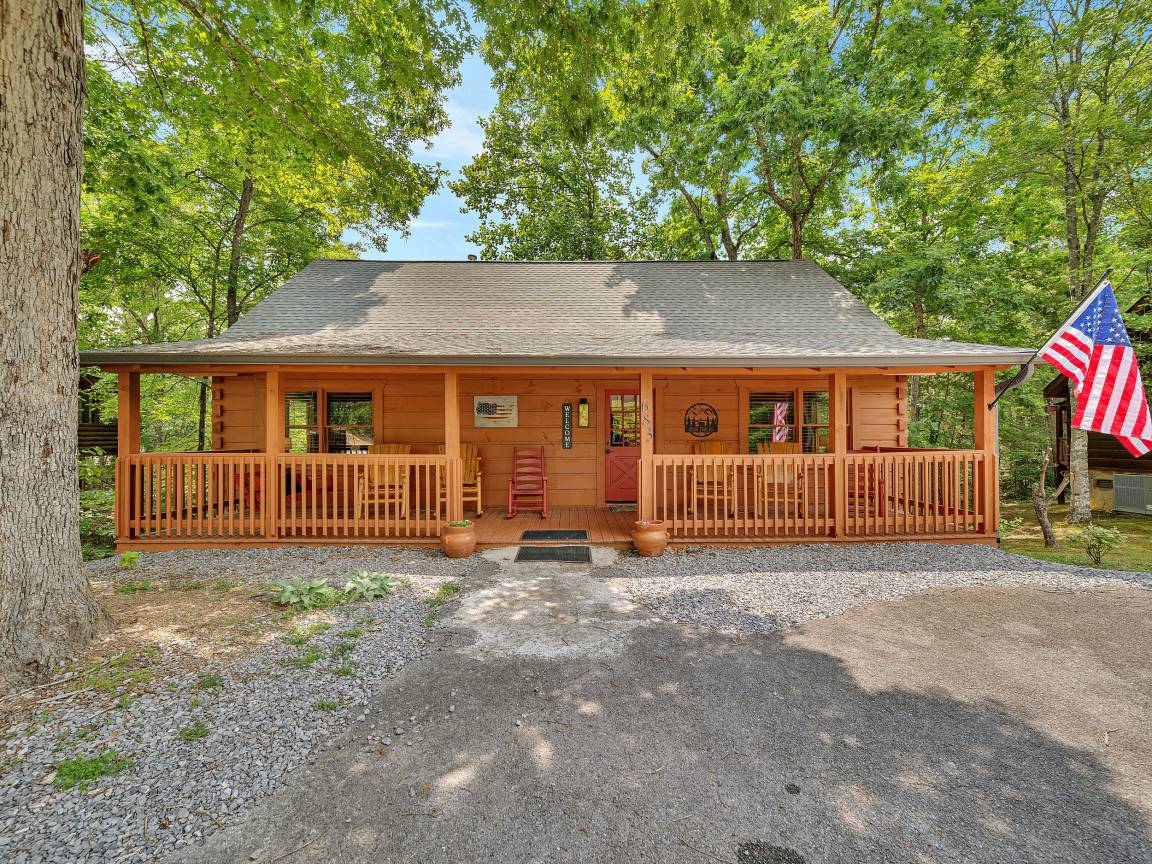 Cabin ∙ 2 Bedrooms ∙ 6 Guests - Pigeon Forge, TN