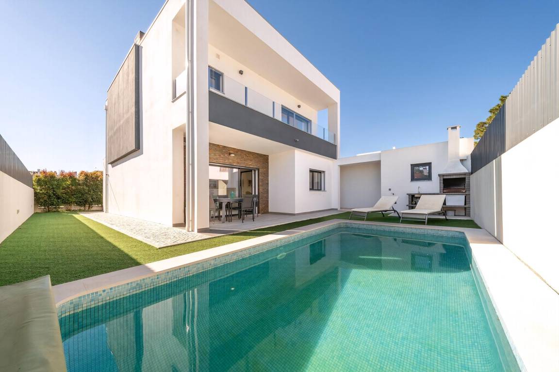 200 M² Villa ∙ 4 Bedrooms ∙ 8 Guests - Costa da Caparica