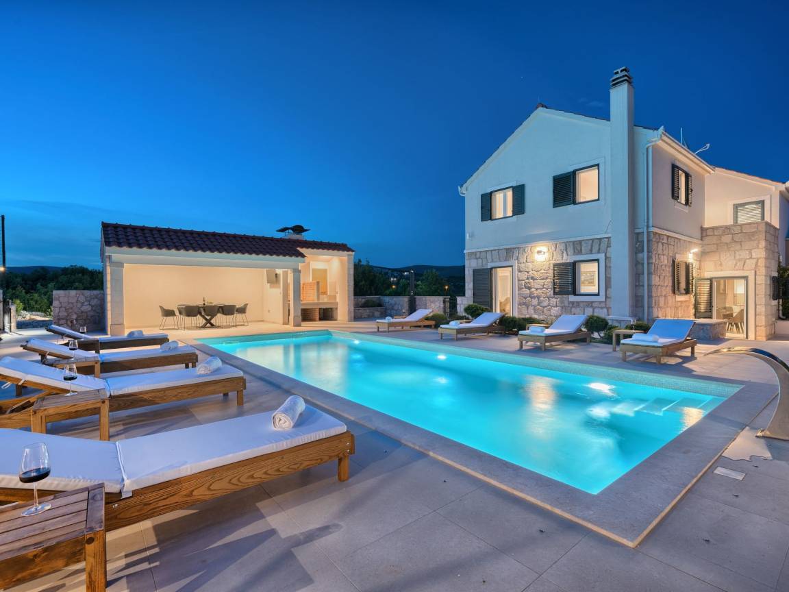 472 M² Ferienhaus ∙ 5 Schlafzimmer ∙ 9 Gäste - Omiš