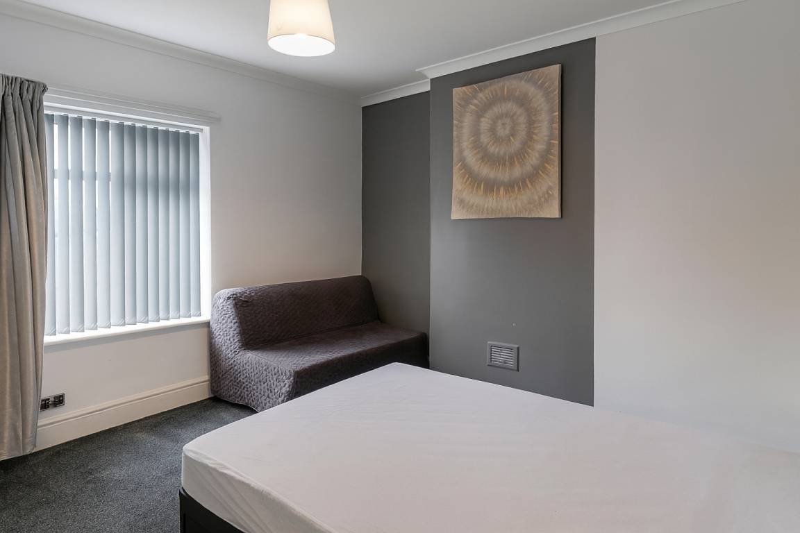 90 M² House ∙ 3 Bedrooms ∙ 4 Guests - Warrington