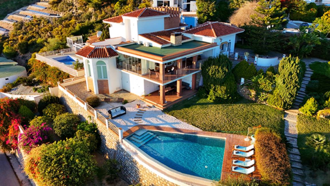 250 M² Villa ∙ 4 Bedrooms ∙ 8 Guests - Salobreña