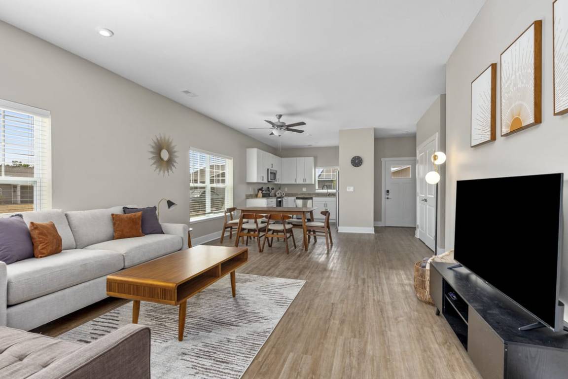130 M² Ferienwohnung ∙ 2 Schlafzimmer ∙ 6 Gäste - Wyoming, MI