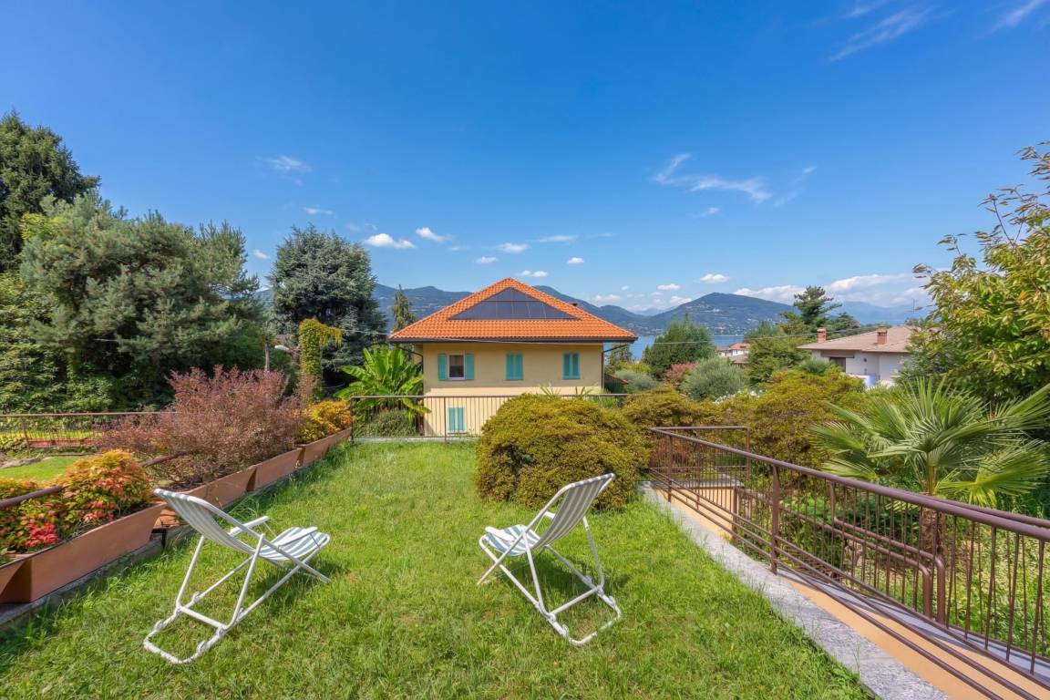 100 M² House ∙ 2 Bedrooms ∙ 6 Guests - Arona, Italy