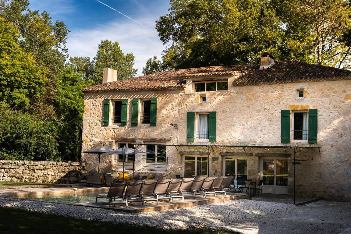 300 M² Villa ∙ 7 Bedrooms ∙ 18 Guests - Condom