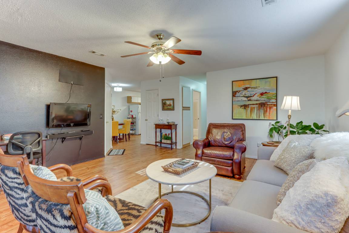 96 M² Apartment ∙ 2 Bedrooms ∙ 6 Guests - Fayetteville, AR