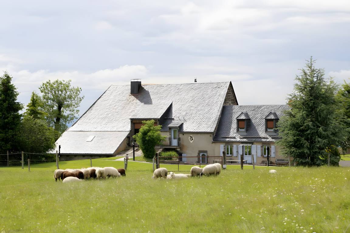 170 M² Maison De Vacances ∙ 3 Chambres ∙ 14 Personnes - Murat-le-Quaire