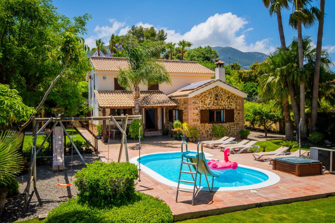 240 M² Villa ∙ 5 Bedrooms ∙ 12 Guests - Costa del Sol