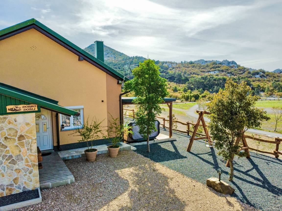 100 M² Ferienhaus ∙ 2 Schlafzimmer ∙ 4 Gäste - Karlobag