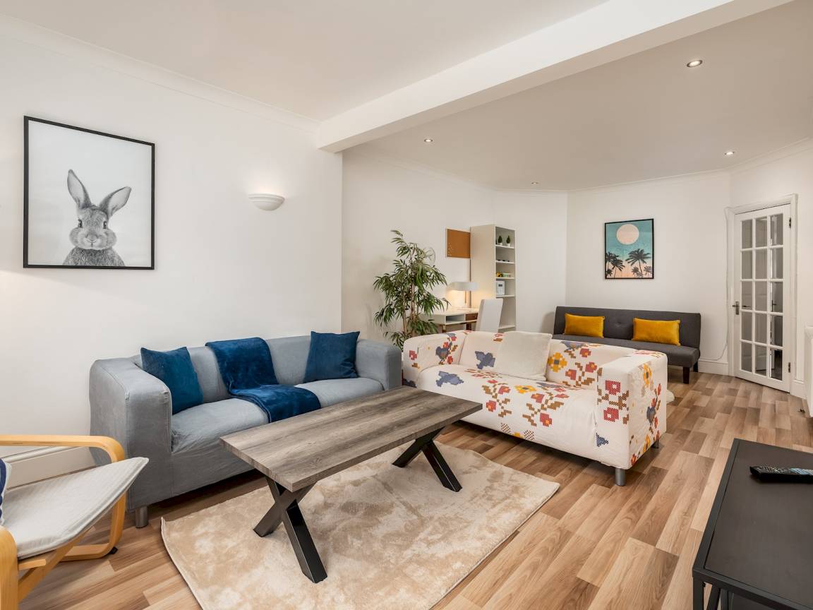 149 M² House ∙ 3 Bedrooms ∙ 7 Guests - Hounslow