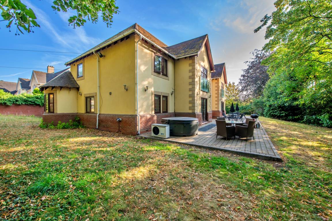 330 M² House ∙ 7 Bedrooms ∙ 14 Guests - Wolverhampton