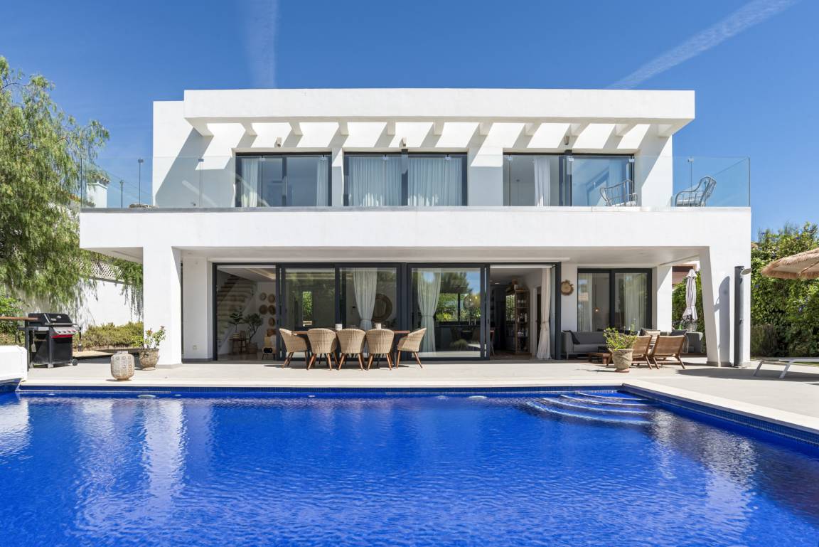200 M² Villa ∙ 4 Habitaciones ∙ 8 Huéspedes - Estepona