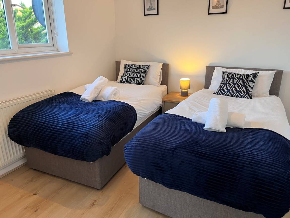 65 M² House ∙ 2 Bedrooms ∙ 4 Guests - Wicksteed Park