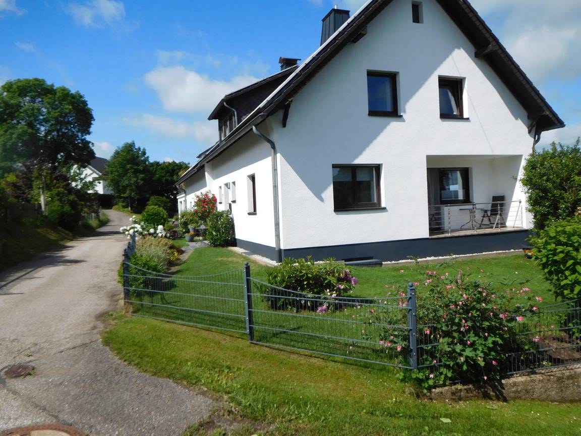 67 M² Ferienwohnung ∙ 1 Schlafzimmer ∙ 2 Gäste - Hellenthal