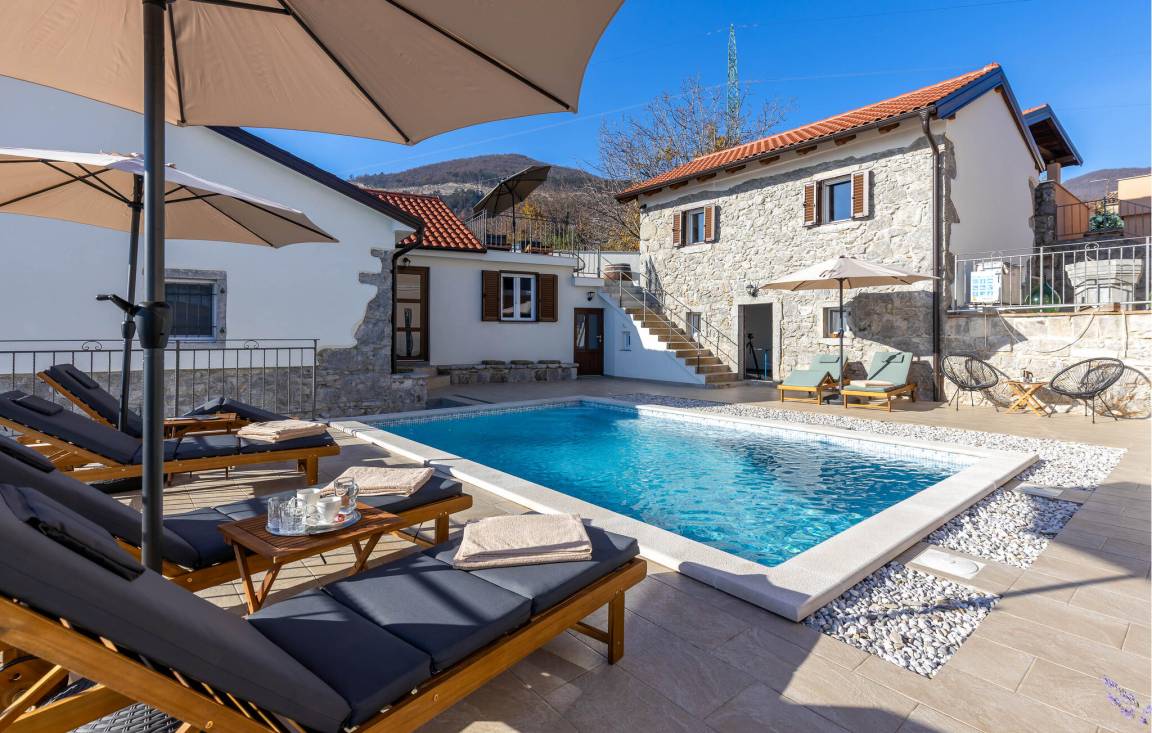 290 M² House ∙ 4 Bedrooms ∙ 10 Guests - Lovran