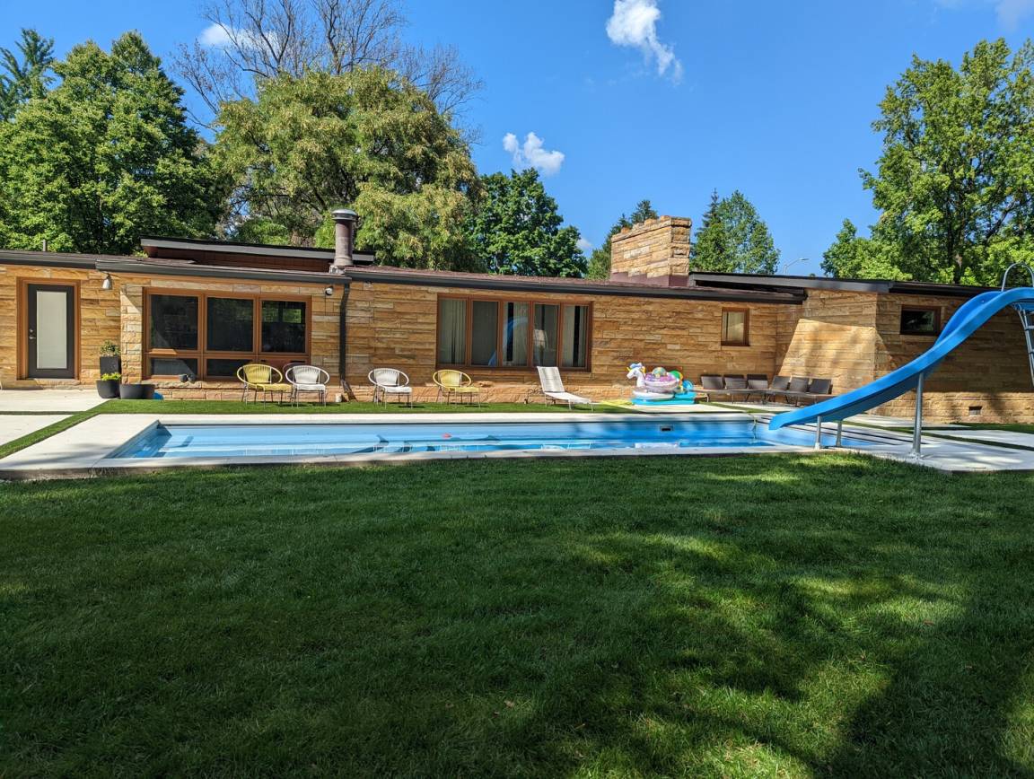 245 M² House ∙ 4 Bedrooms ∙ 8 Guests - Greenfield, IN