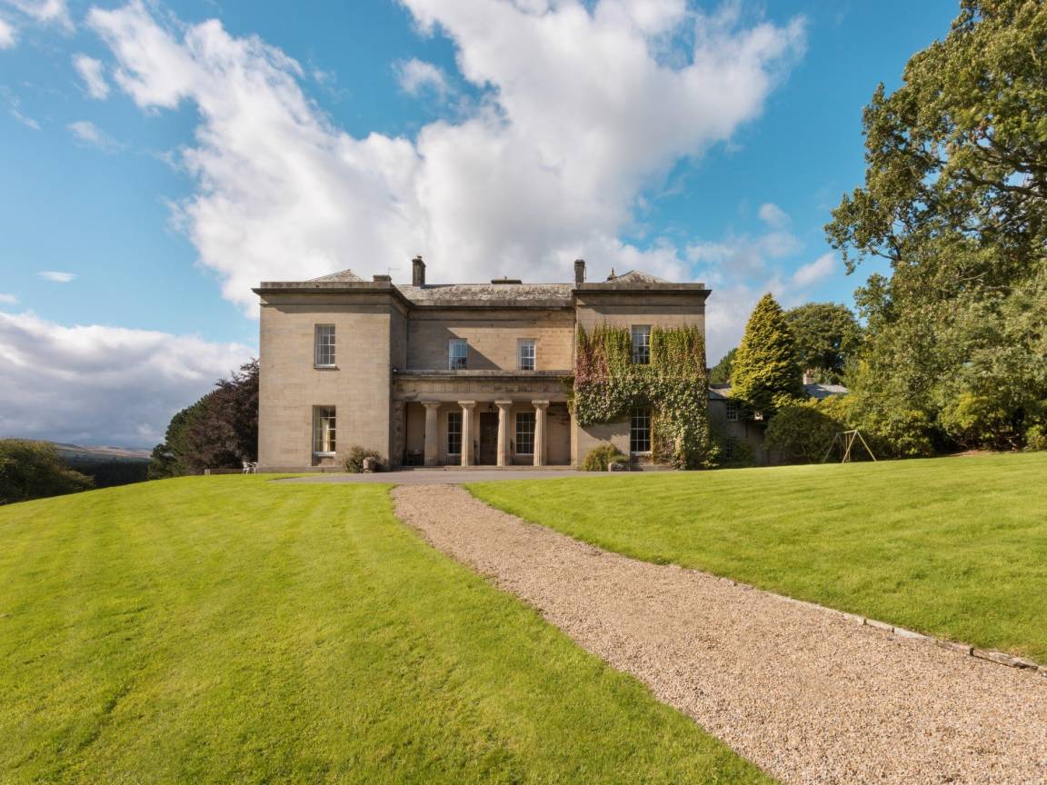Cottage ∙ 9 Bedrooms ∙ 20 Guests - Scotland