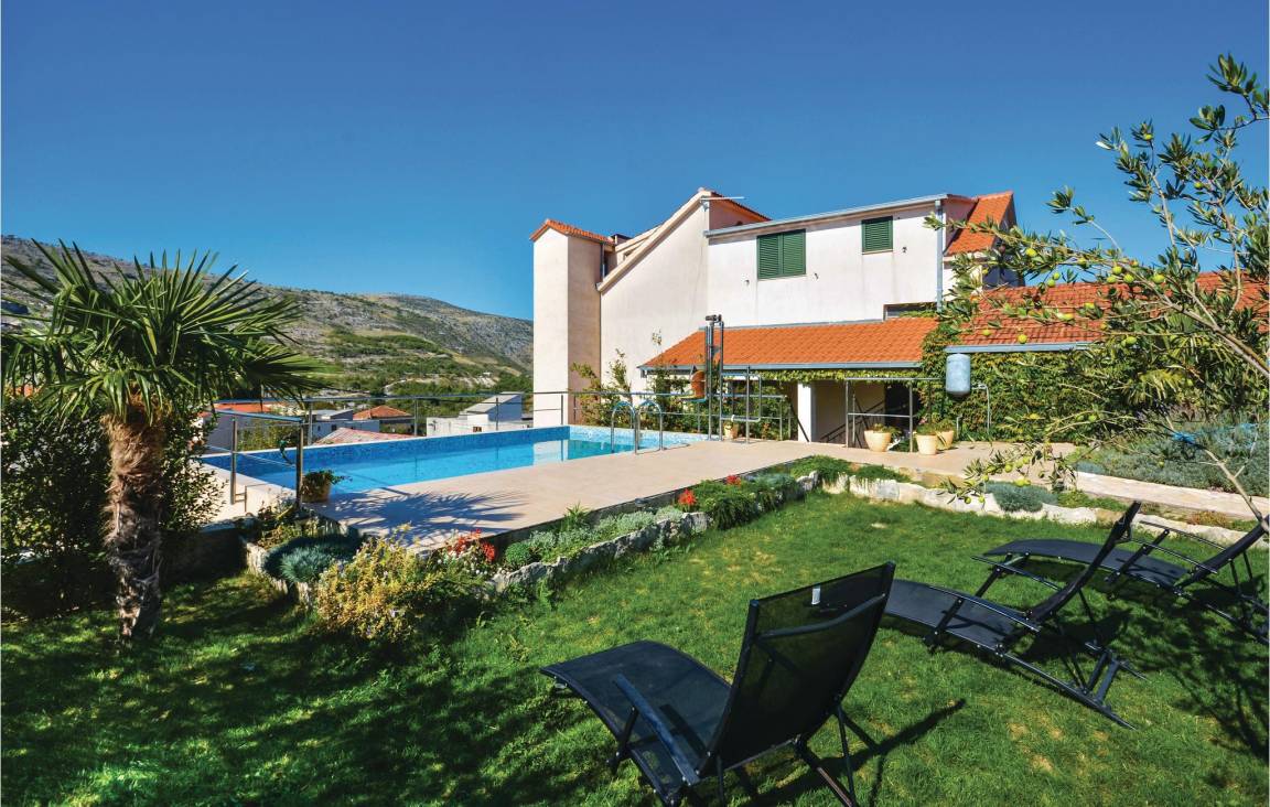 130 M² Apartment ∙ 3 Bedrooms ∙ 8 Guests - Podstrana