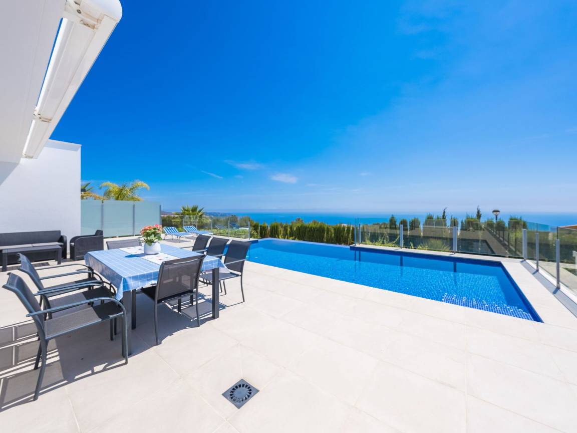260 M² Villa ∙ 4 Makuuhuonetta ∙ 8 Vierasta - Moraira